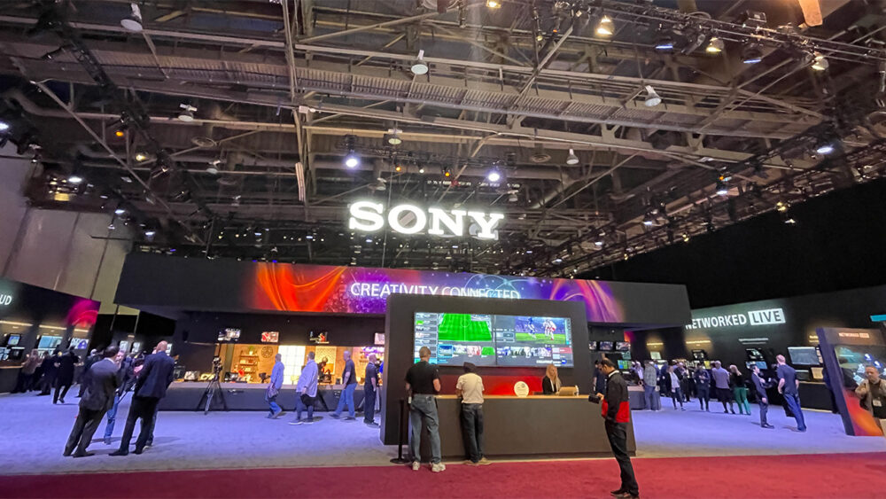 Sony、「HDC-5500V」「BVM-HX3110」などの新製品を展示。クラウドやIPの最新技術を活用し、より効率的で高品質な制作環境を ...